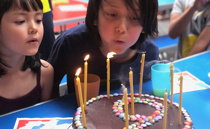 直径30センチの「ケーキホルダー」が各家庭に!? 恐るべし、ドイツの誕生日ケーキ事情【日登美のタベコト in Berlin・33】 | kodomoe（コドモエ）—「親子時間」を楽しむ子育て ...