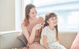 子どもの髪がハネない＆からまりにくい！ 朝がスムーズになるシャンプー＆トリートメントのすすめ | kodomoe（コドモエ）—「親子時間」を楽しむ子育て情報が満載！