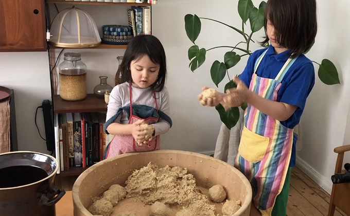 1年のうち、1日だけ頑張ればいい。日々の台所仕事を楽に美味しくしてくれる、冬の味噌作り【日登美のタベコト in Berlin・40】 | kodomoe（コドモエ）—「親子時間」を楽しむ子育て ...