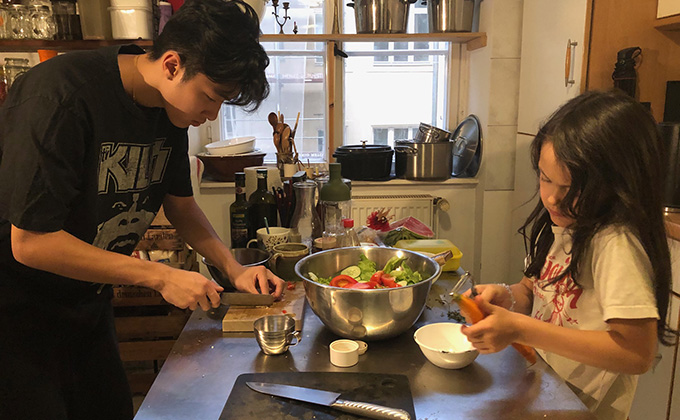 帰国するなり、兄妹仲良く台所でご飯を作り始めた⁉ その理由は…【日登美のタベコト in Berlin・55】 | kodomoe（コドモエ）—「親子時間」を楽しむ子育て情報が満載！