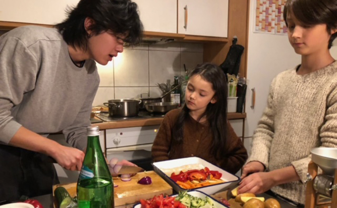 親は見てるだけでも、大満足の夕飯が！ 18歳の息子が、台所で弟妹に教えたことは…【日登美のタベコト in Berlin・63】 | kodomoe（コドモエ）—「親子時間」を楽しむ子育て情報が満載！