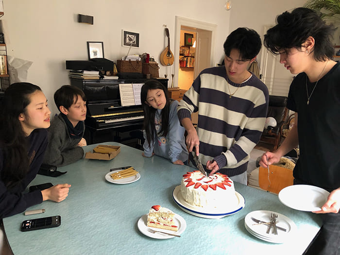 華やかなデコレーションケーキは、誕生日にしか食べない。でも、作るときはキロ単位で！【日登美のタベコト in Berlin・69】 | kodomoe（コドモエ）—「親子時間」を楽しむ子育て情報が満載！