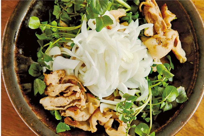 炒めた肉にのっけるだけで豪華な一品に！「豚バラ炒め 酢玉ねぎのっけ」 | kodomoe（コドモエ）—「親子時間」を楽しむ子育て情報が満載！