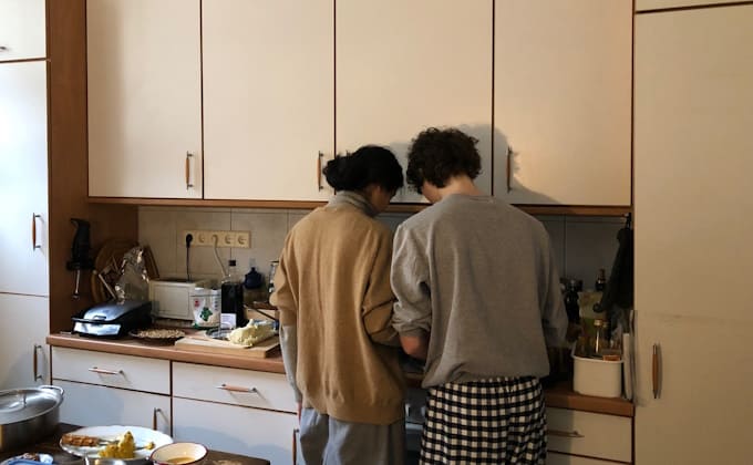 今や、大人になった子どもらが誰かと一緒に料理をしている。我が家の台所の世代交代【日登美のタベコト in Berlin・74】 | kodomoe（コドモエ）—「親子時間」を楽しむ子育て情報が満載！